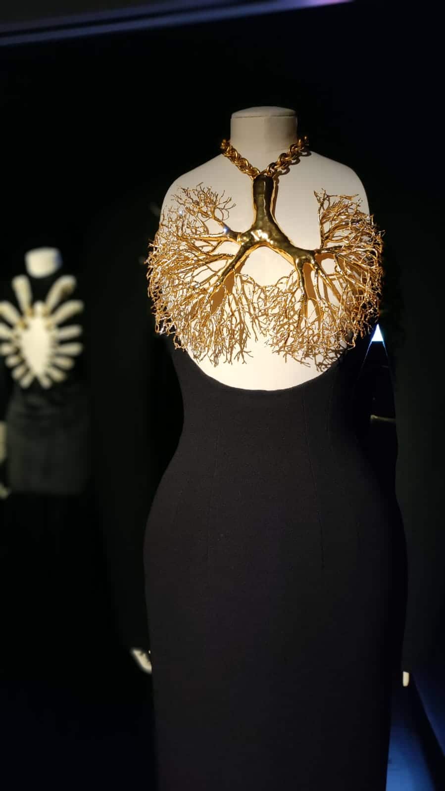 Elsa Schiaparelli, créatrice de mode italienne, s'expose à Paris