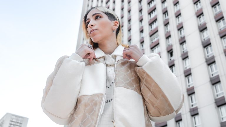 Musique : Soumeya, portrait d’une rappeuse “à l’ancienne"