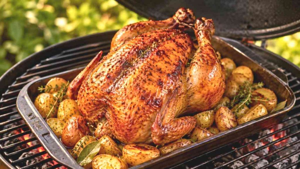 Chair juteuse, peau dorée, pommes de terre fondantes : le poulet au ...